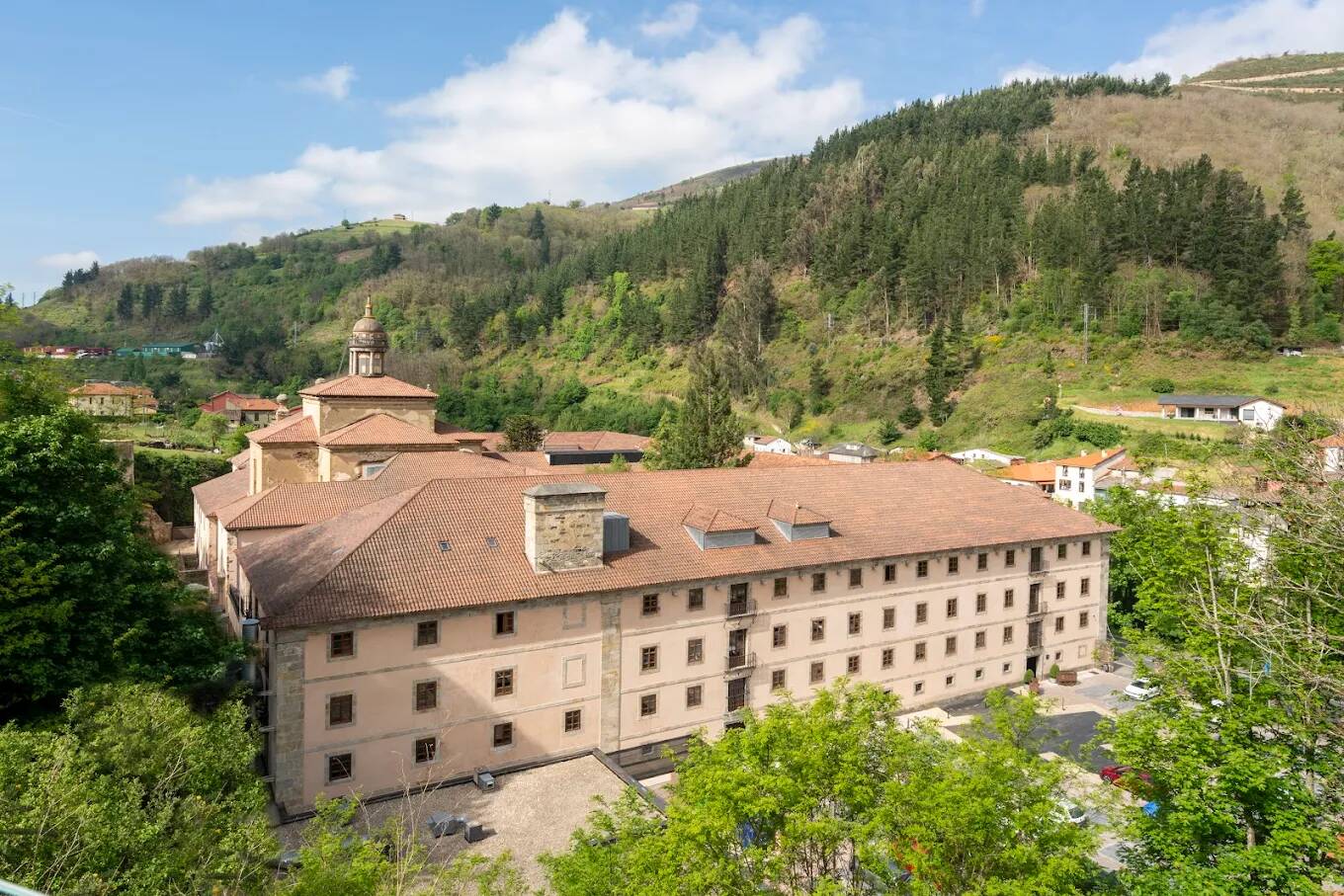 Explora 'El Escorial de Asturias' y su balneario en un monasterio ...