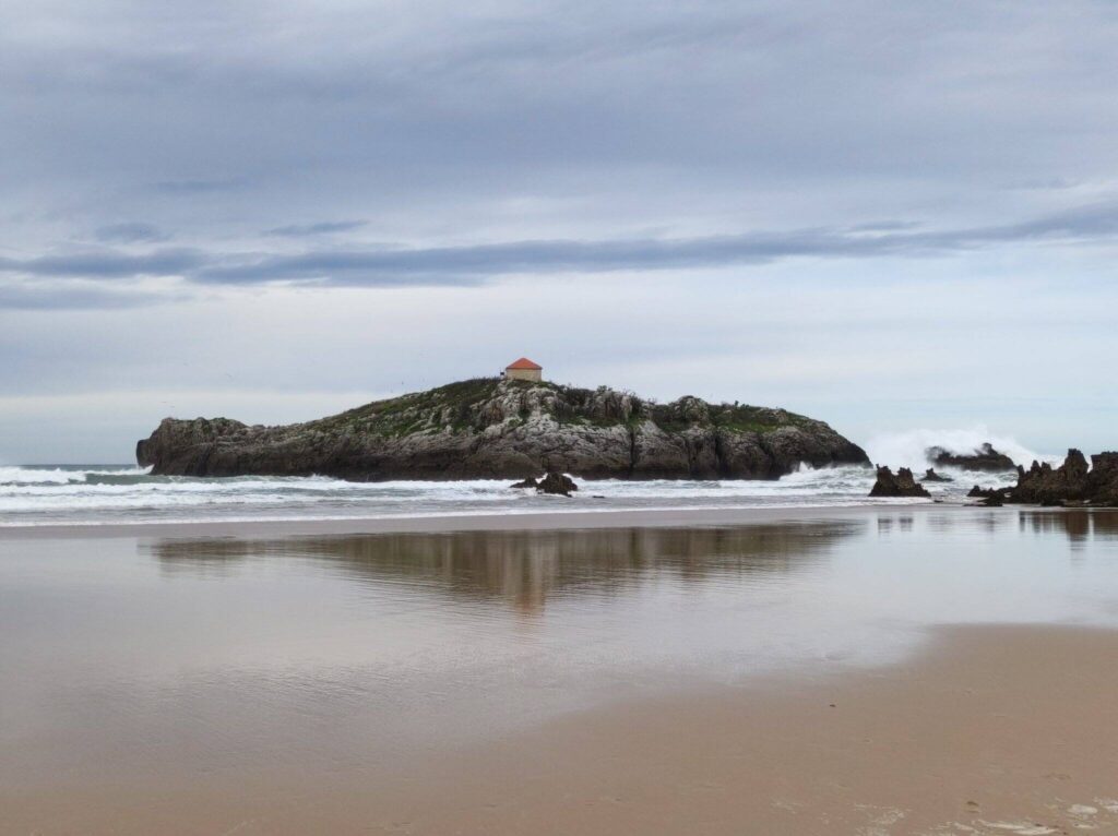 El islote cántabro con una ermita del siglo XVI que marca la costa y se ...