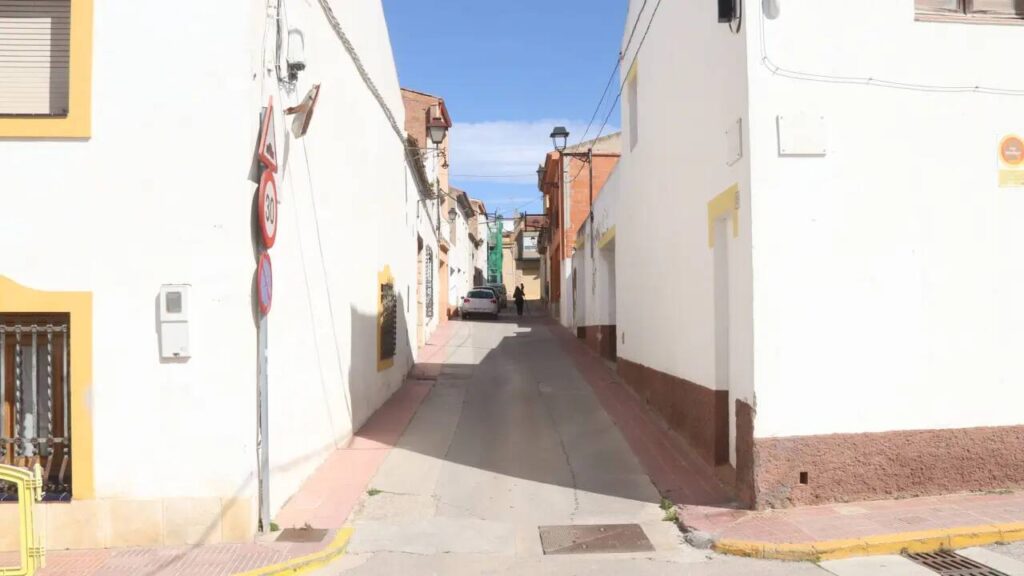 Una acera en Cataluña donde la provincia cambia al cruzar de lado a ...