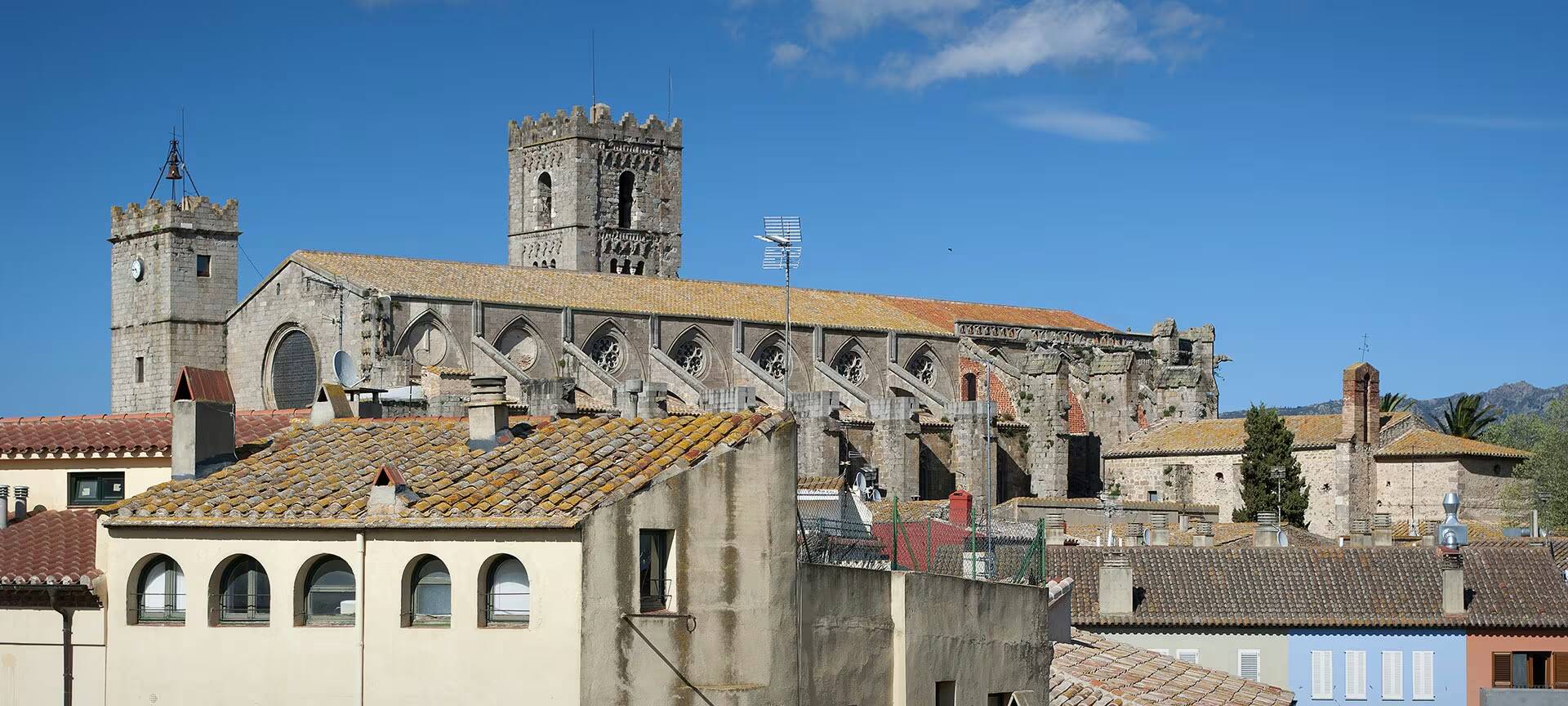 Explora el pueblo medieval catalán con una catedral sin obispo ...